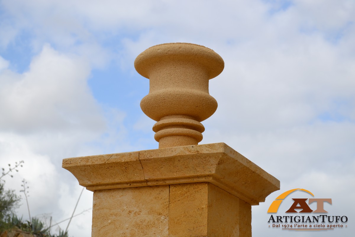 Pilastro in pietra con capitello - ArtigianTufo
